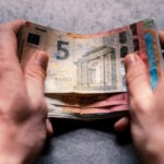 Πως γίνεται η αποδέσμευση σε κατάσχεση τραπεζικού λογαριασμού